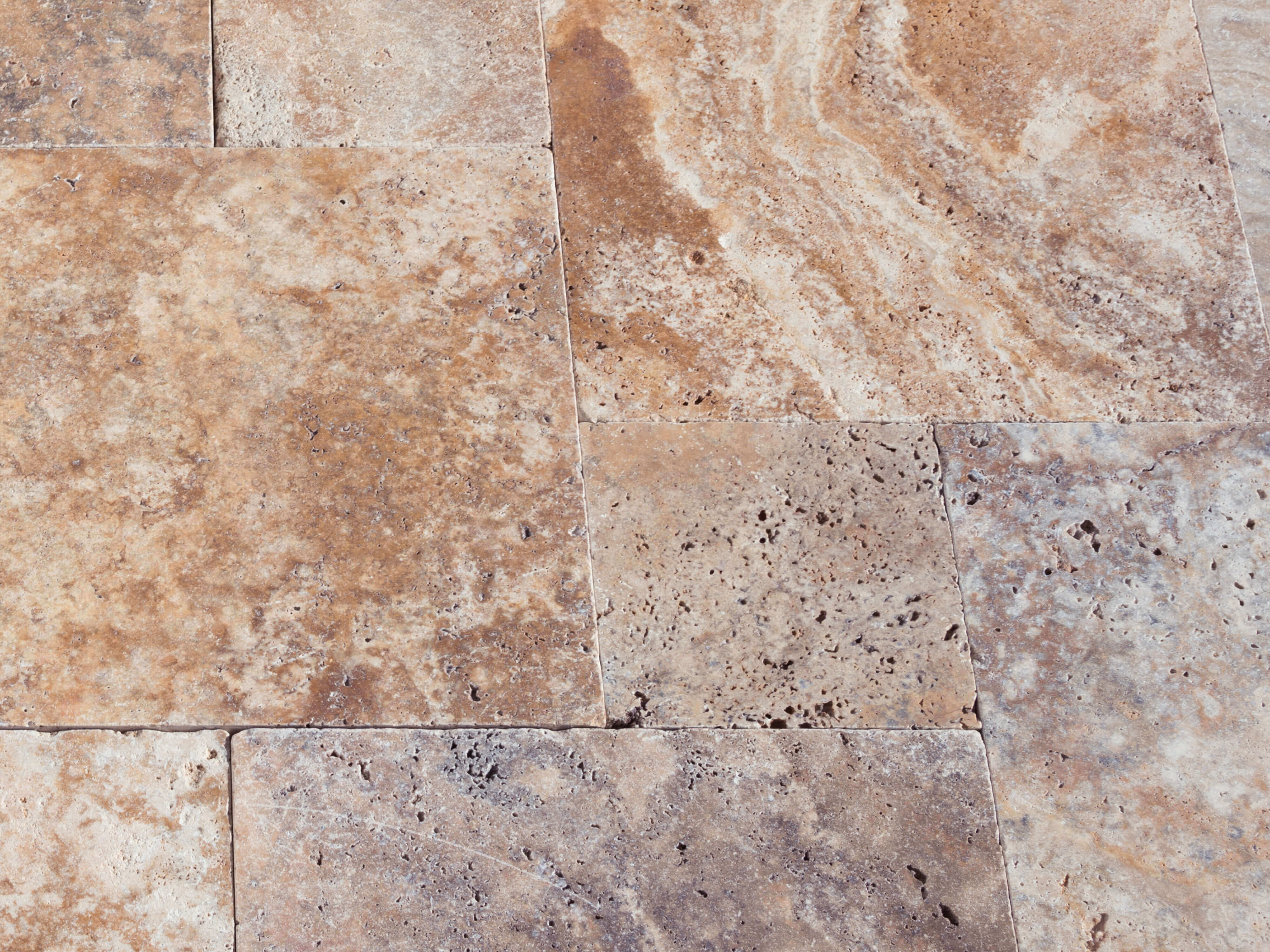 Dalle Scabas, en travertin vieilli | stonenaturelle