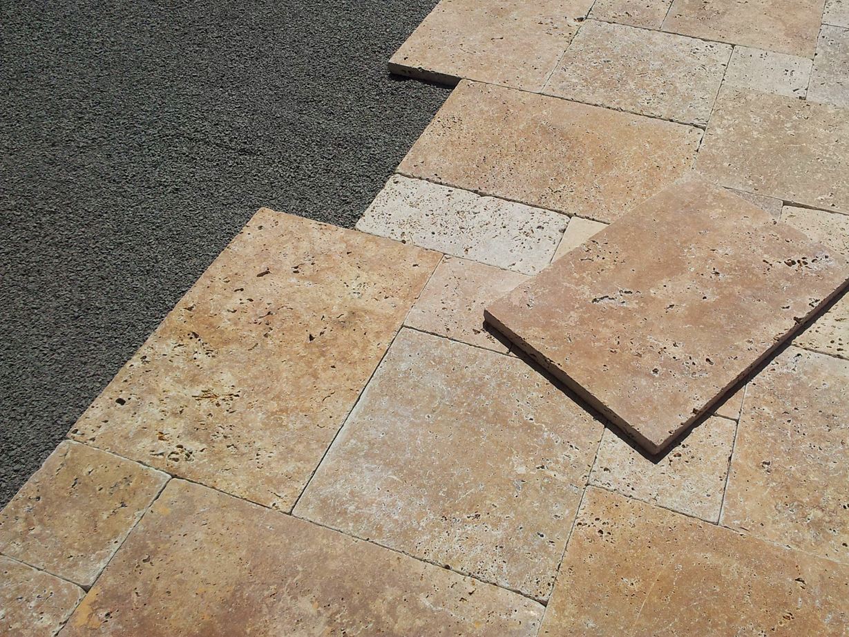 Poser des dalles de terrasse en pierre naturelle de 2 cm d'épaisseur ...